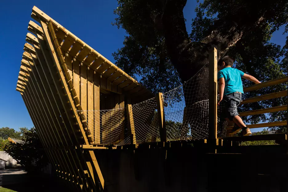 Casa no muro ng Saperlipopette Les Architectes at Martial Marquet Architecture treehouse sa portugal