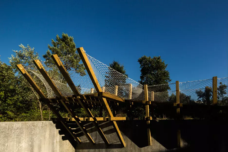 Casa no muro waxaa qoray Saperlipopette Les Architectes iyo Martial Marquet Architecture treehouse oo ku yaal Portugal