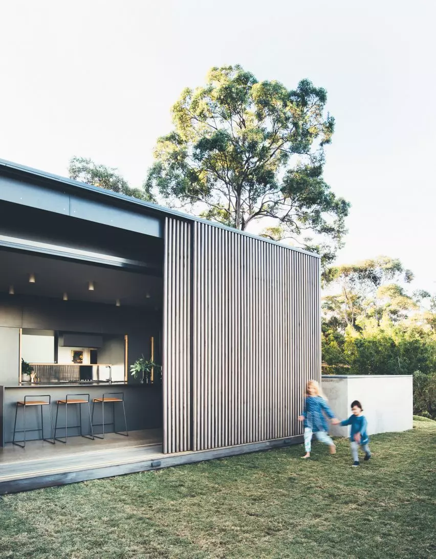 Rutschend Eucalyptus-Holz Schiirme wéckelen Bausse vum Haus op der Sunshine Coast vun Australien