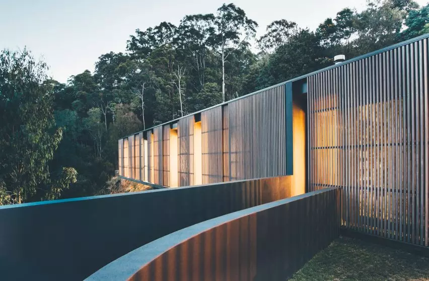 Rutschend Eucalyptus-Holz Schiirme wéckelen Bausse vum Haus op der Sunshine Coast vun Australien