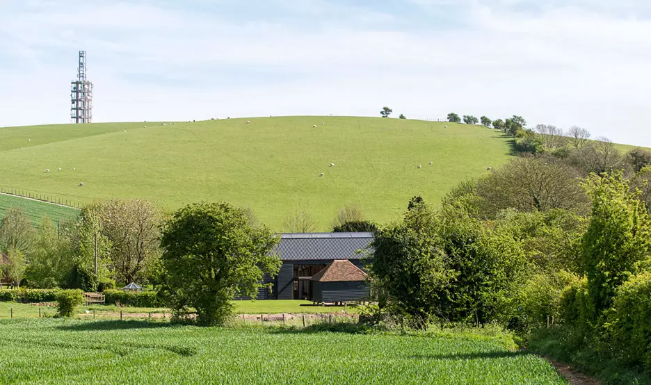 oude-party-barn-liddicoat-goldhill-architecture-house-conversion-kent-engeland-will-scott_dezeen_936_1