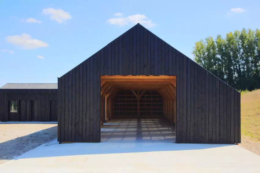 Црна штала изградена од Мекдоналд Рајт во селската куќа на Каринг Вуд 37553_2