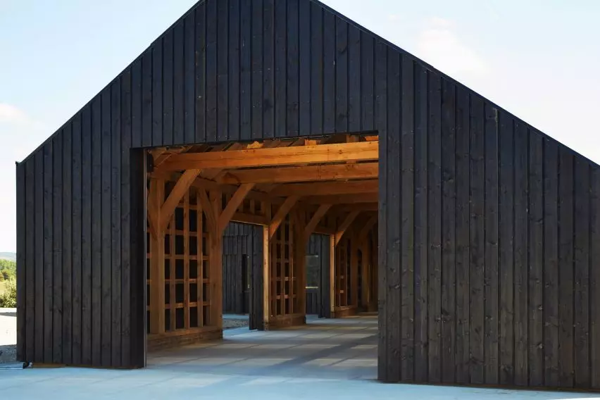 Црна штала изградена од Мекдоналд Рајт во селската куќа на Каринг Вуд 37553_3