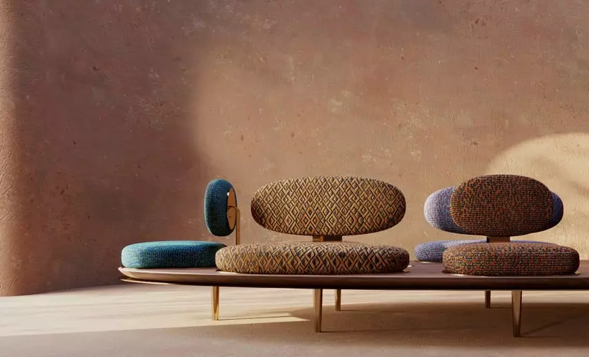 Tekstil berpola geometris di kursi elips sofa Tribu oleh Studioforma