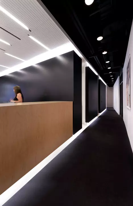 La SHED Architecture разделя очната клиника на черни и бели зони