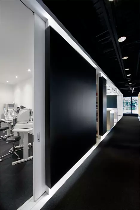 Arsitektur La SHED memisahkan klinik mata menjadi zona hitam dan putih