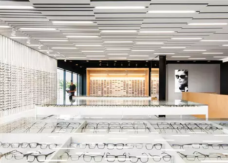Arsitektur La SHED memisahkan klinik mata menjadi zona hitam dan putih