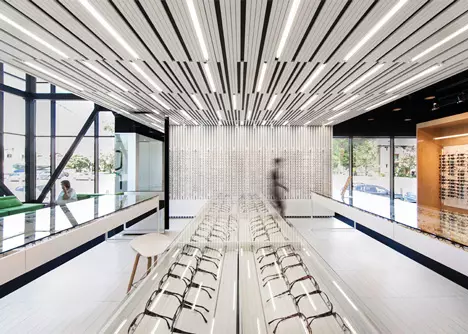 Η La SHED Architecture διαχωρίζει την οφθαλμολογική κλινική σε ασπρόμαυρες ζώνες