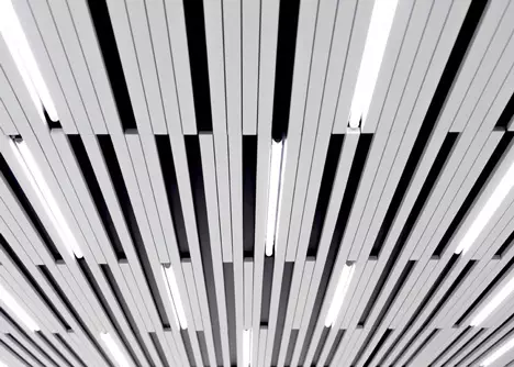 La SHED Architecture verdeelt oogkliniek in zwart-witte zones