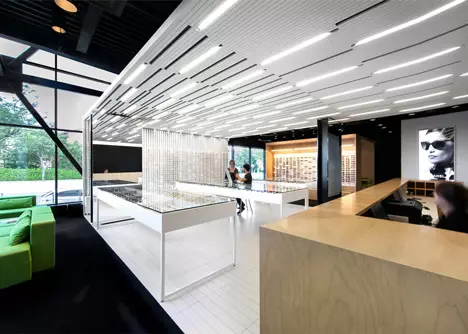La SHED Architecture 將眼科診所分為黑色和白色區域