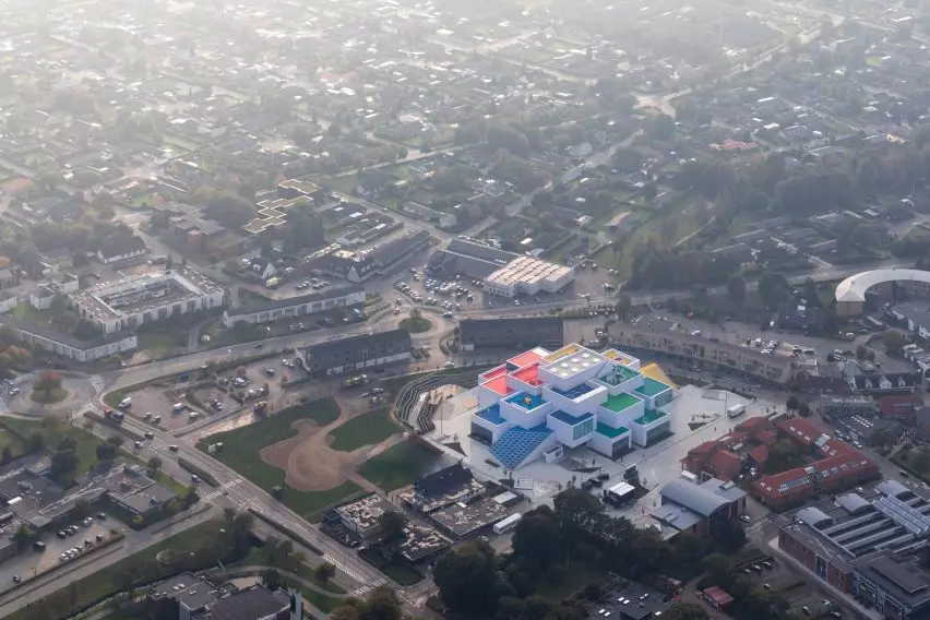 BIG complète le centre d'accueil Lego en forme de briques de construction pour enfants 37735_10