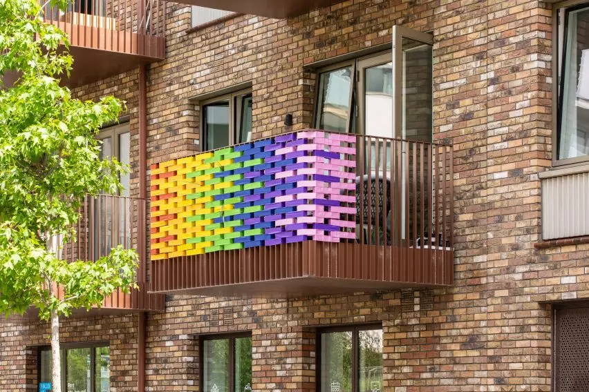 Prototyp balkóna pre inštaláciu dizajnu RAW Rainbow od Studio Curiosity v Londýne, Spojené kráľovstvo
