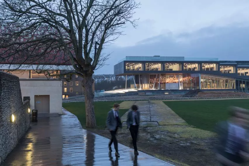 Escuela de Ciencias y Deportes de Brighton College por OMA