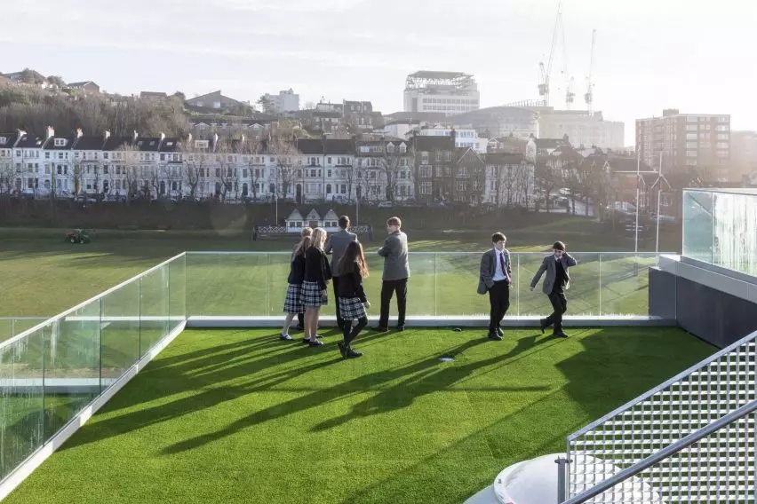 Escuela de Ciencias y Deportes de Brighton College por OMA