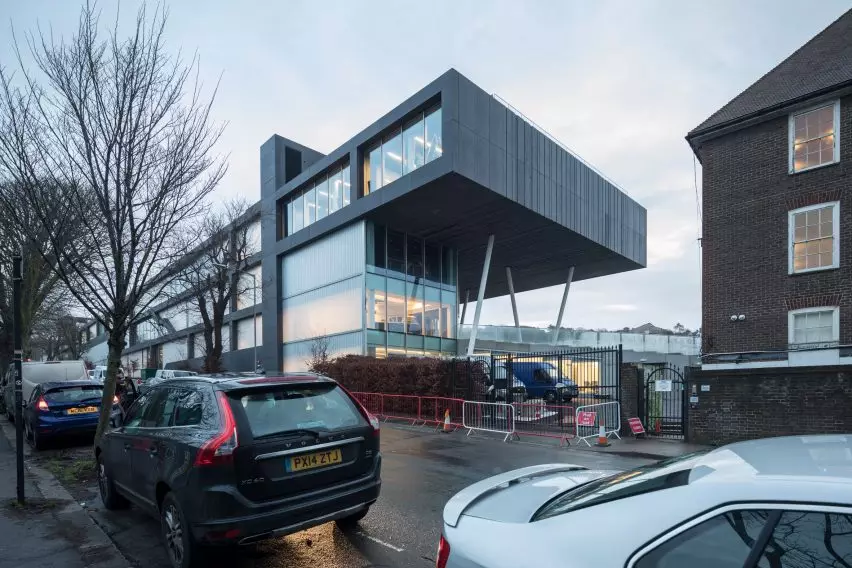 Escuela de Ciencias y Deportes de Brighton College por OMA