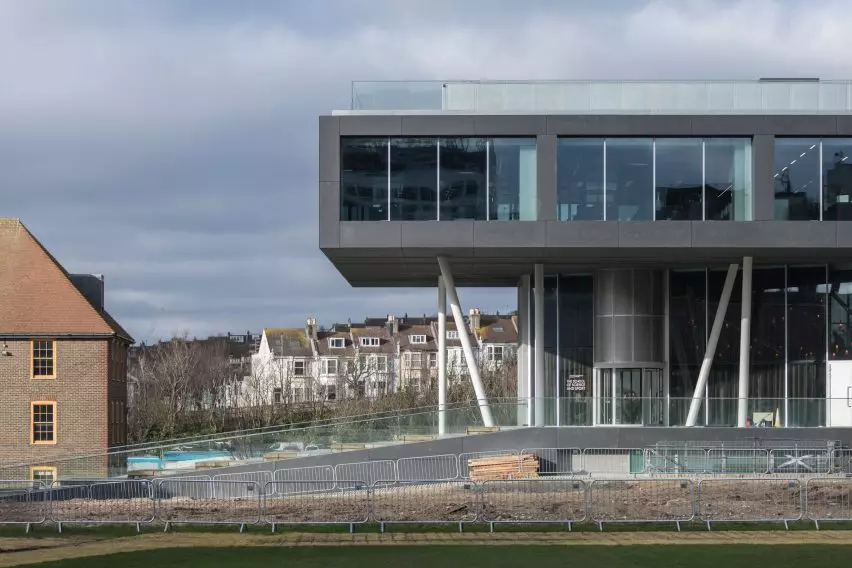 Escuela de Ciencias y Deportes de Brighton College por OMA