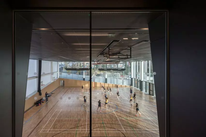 Escuela de Ciencias y Deportes de Brighton College por OMA