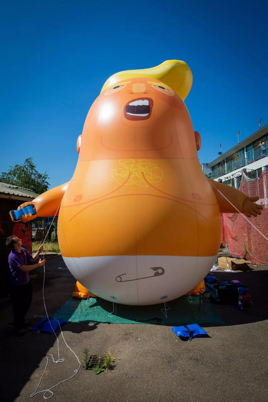 Sadiq Khan aprobă zborul lui Trump Baby, gigant, portocaliu, deasupra Londrei