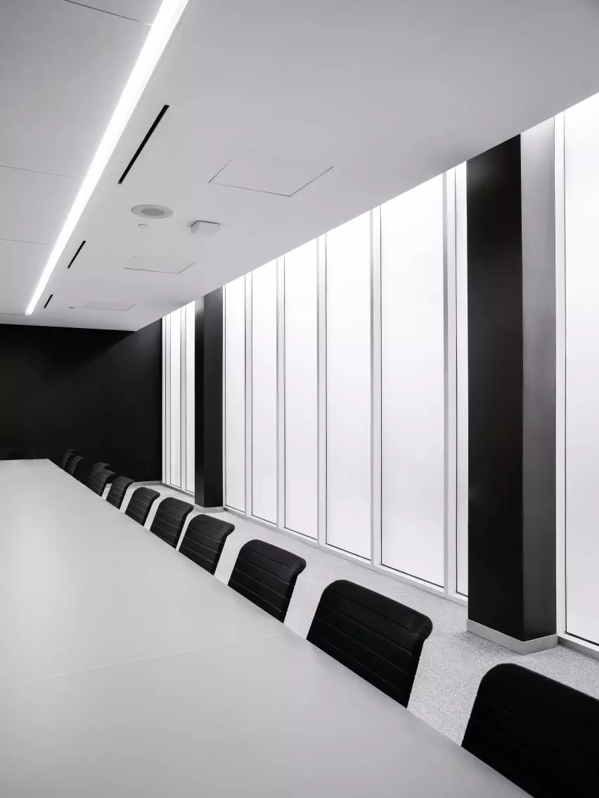 Czarno-białe wnętrze sali konferencyjnej