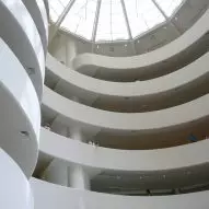 Interior do Museu Guggenheim por Frank Lloyd Wright