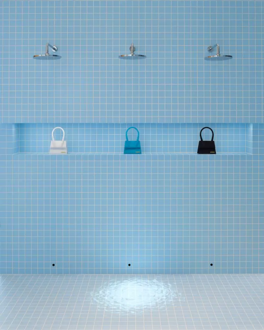 ภาพผนังห้องน้ำปูกระเบื้องสีน้ำเงินพร้อมถุงผ้า Jacquemus ที่งานติดตั้ง Le Bleu