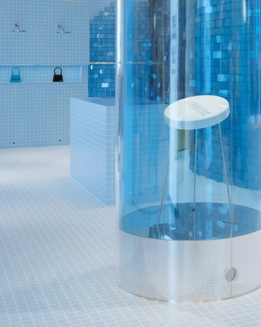 Imagen de un vaso de agua de gran tamaño con una tableta burbujeante con la marca Jacquemus en Le Bleu