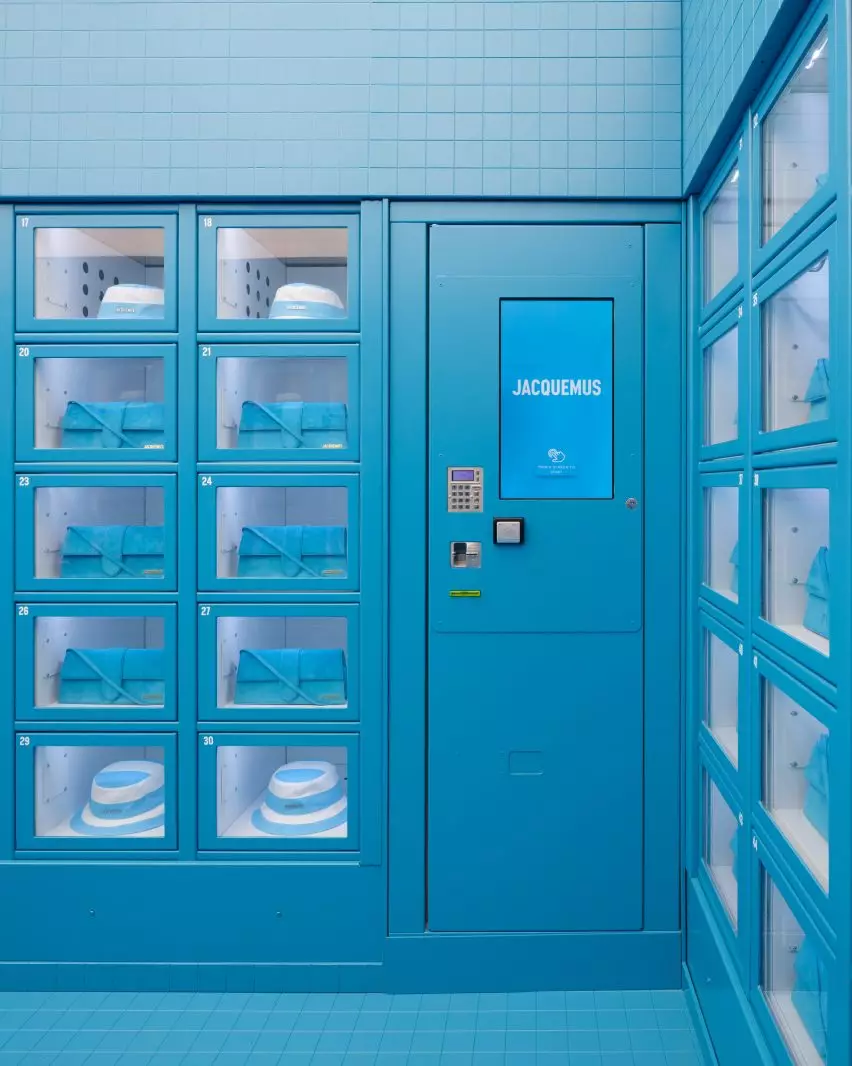 Des sacs et des chapeaux remplissent les emplacements du distributeur automatique Le Bleu