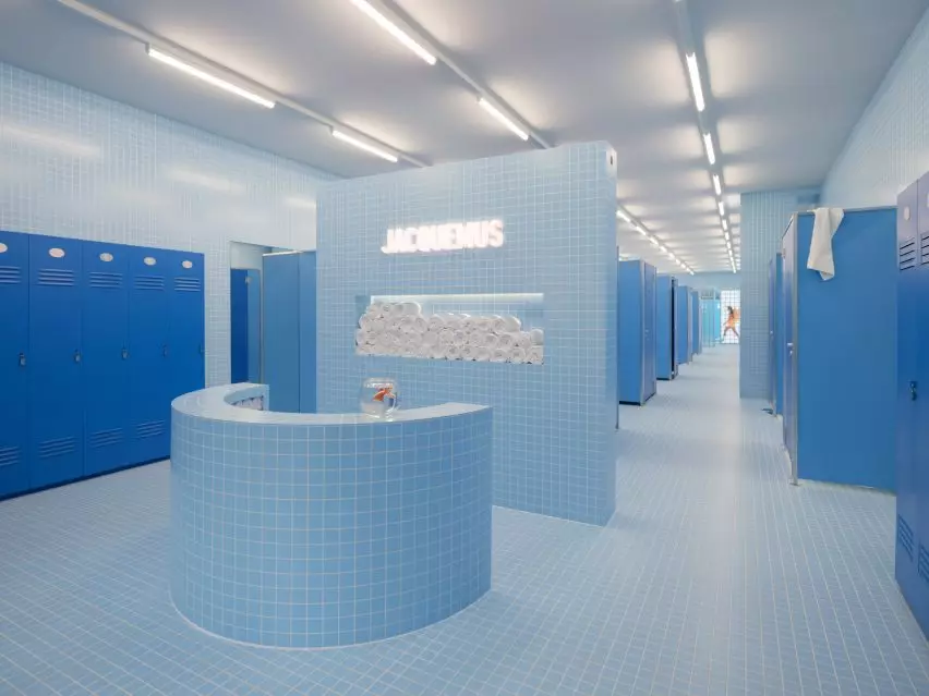 Innenansicht der Umkleidekabinen im Schwimmbecken von Le Bleu