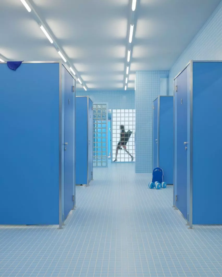 Cubículos de cambio azul oscuro llenan los vestuarios de la sala de natación simulada