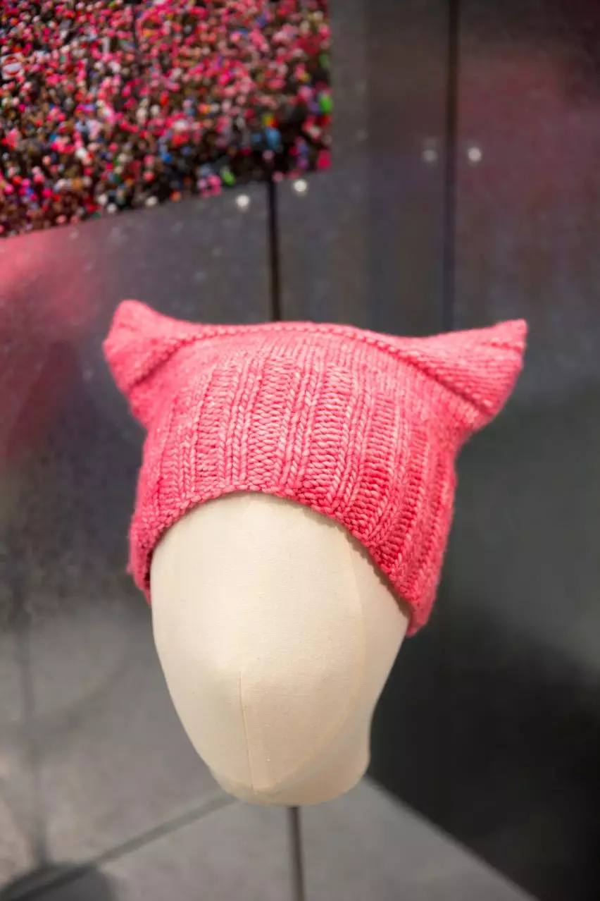 V&A memperoleh topi pussy