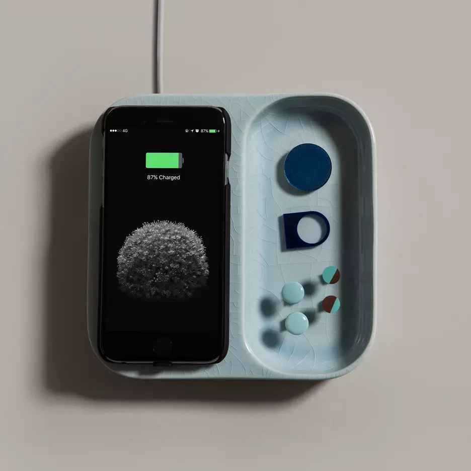 Бенджамин Хуберттің Layer брендінің керамикалық зарядтау науасы смартфонды сымсыз зарядтауға мүмкіндік береді.