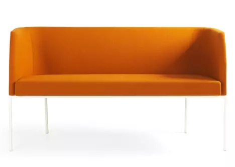Gunilla Allardin Cajal-sohvat ja nojatuoli tasapainottavat istuimen ohuella metallirungolla