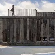 Apio Arquitectos rakentaa harjakattoisen lomamökin, josta on näkymät Chilen järvelle 38871_7