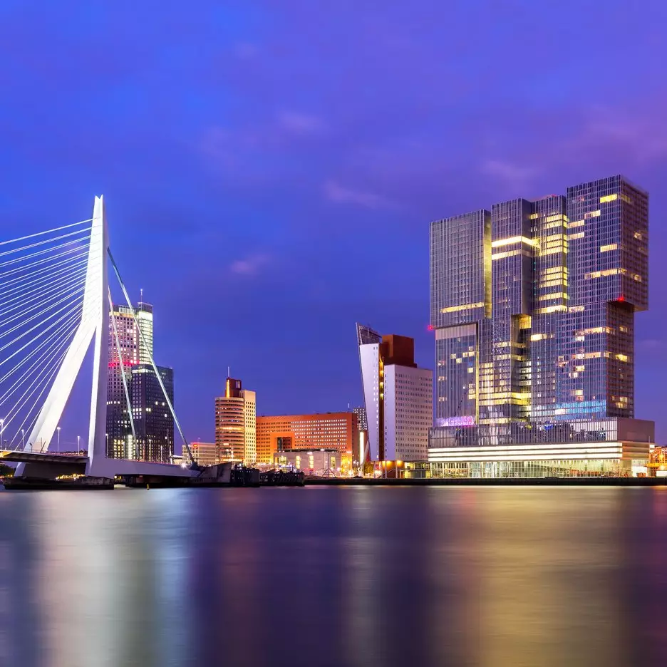 Roterdamas panorāma ar OMA De Rotterdam un Bena van Berkela Erasmus tiltu