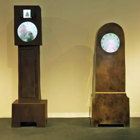 Maarten Baas 的祖父和祖母時鐘，由 Carpenters Workshop 畫廊在 Design Miami 2013 展出