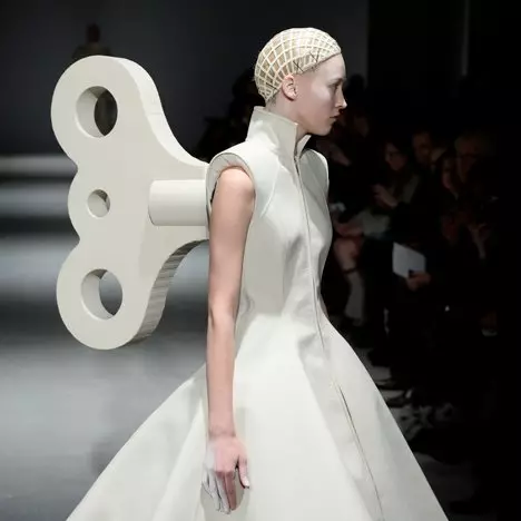 Gareth Pugh klaait modellen as ôfgryslike sniemannen en boartersguod