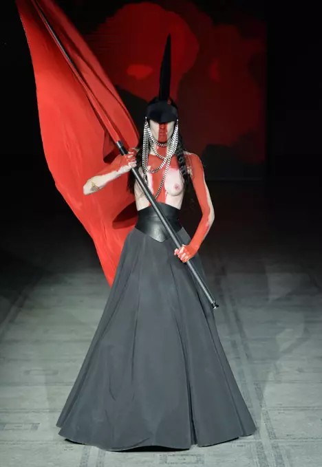 Gareth Pugh Herfst Winter 2015 op London Fashion Week