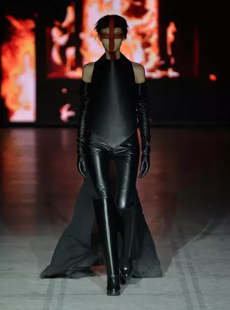 Gareth Pugh Herfst Winter 2015 op London Fashion Week