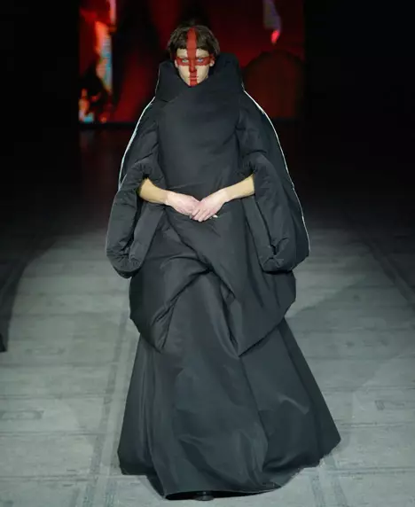 Gareth Pugh האַרבסט ווינטער 2015 אין לאָנדאָן פאַשיאָן וואָך