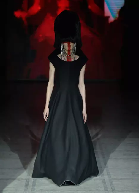 Gareth Pugh האַרבסט ווינטער 2015 אין לאָנדאָן פאַשיאָן וואָך