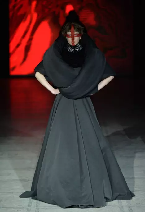 Gareth Pugh Herfst Winter 2015 op London Fashion Week