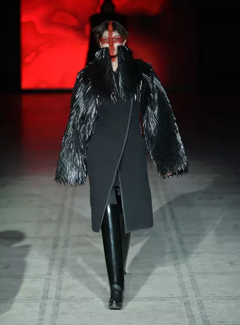 Gareth Pugh Herfst Winter 2015 op London Fashion Week