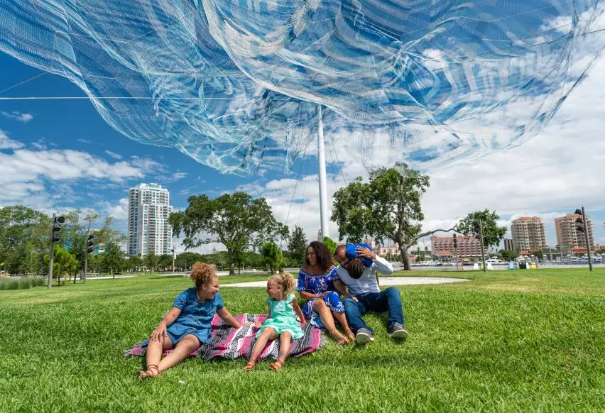 Plygu Arc gan Janet Echelman