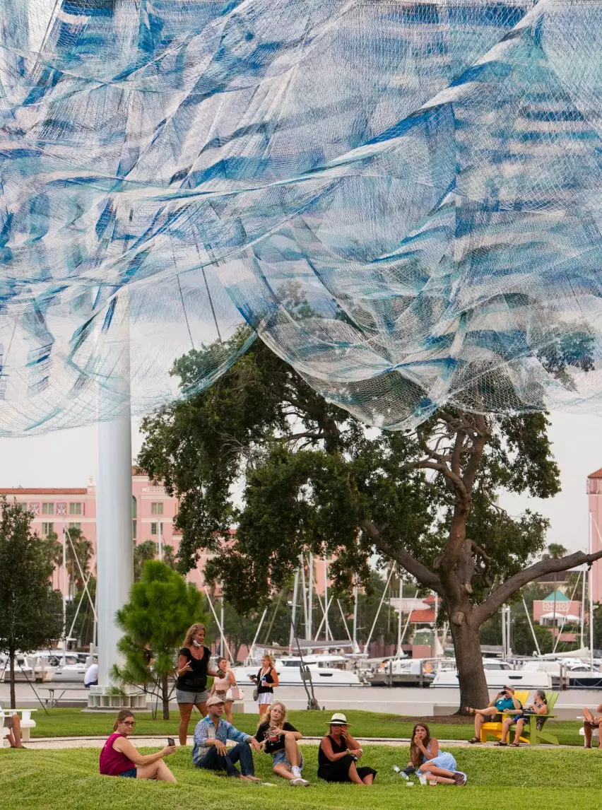 Plygu Arc gan Janet Echelman