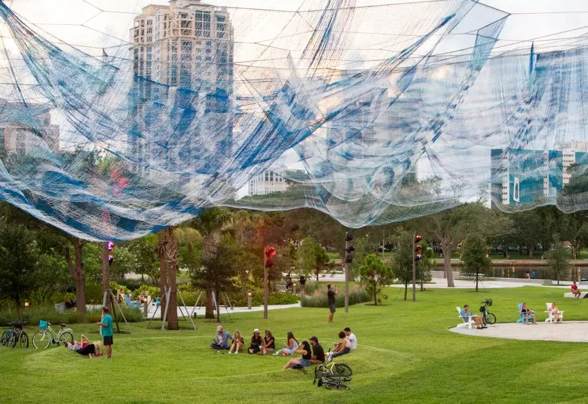 Plygu Arc gan Janet Echelman