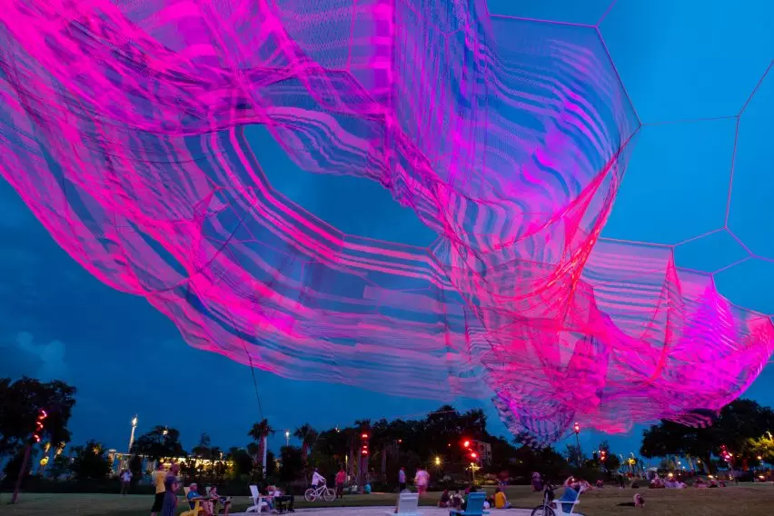 Plygu Arc gan Janet Echelman