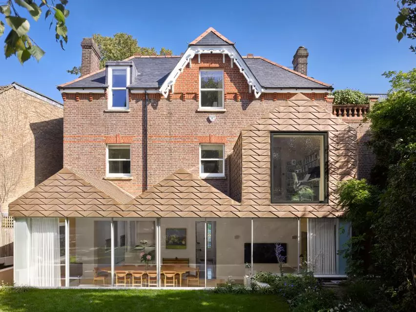 Mit Bronze verkleideter Anbau am Hampstead House von Dominic McKenzie Architects