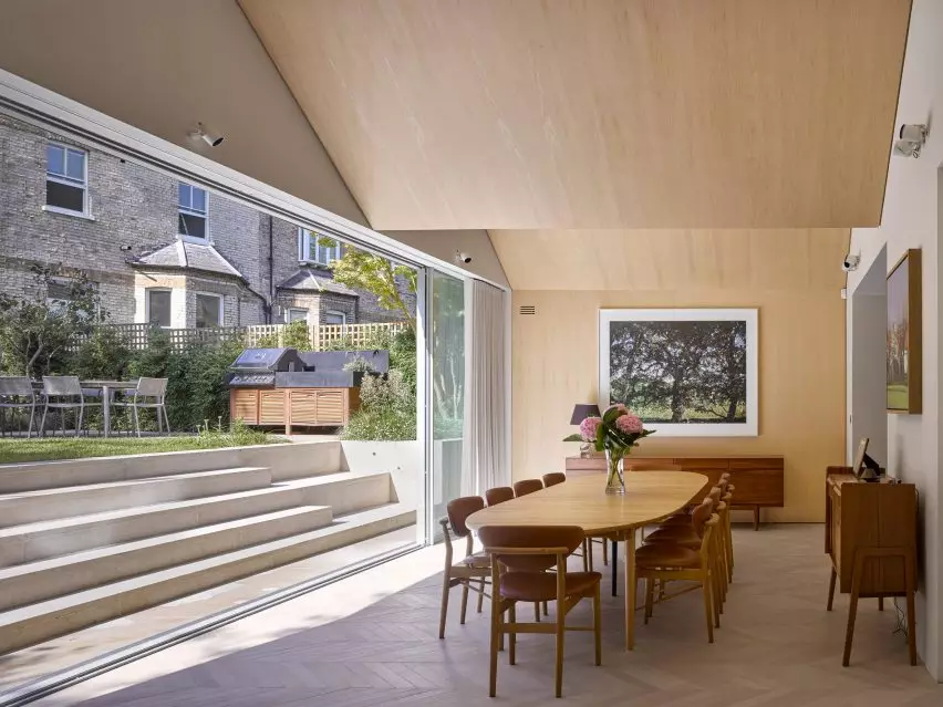 Mit Ahorn ausgekleidetes Interieur im Hampstead House von Dominic McKenzie Architects