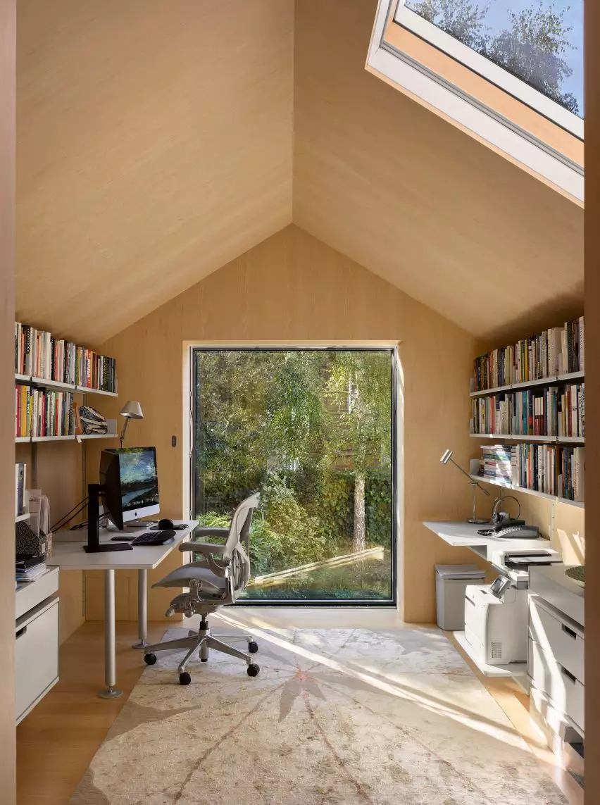 Vista attraverso la finestra dell'ufficio al primo piano di Hampstead House di Dominic McKenzie Architects