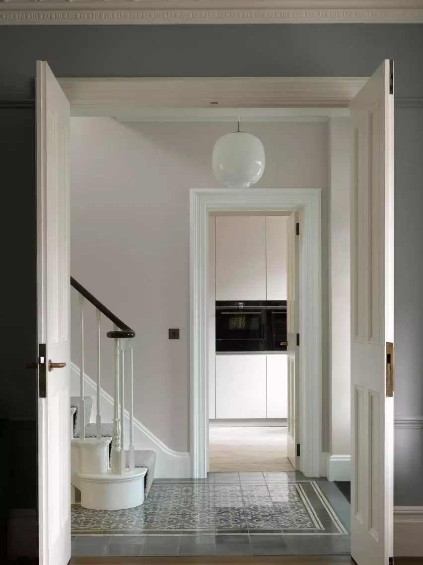 Corridoio d'ingresso nella Hampstead House di Dominic McKenzie Architects